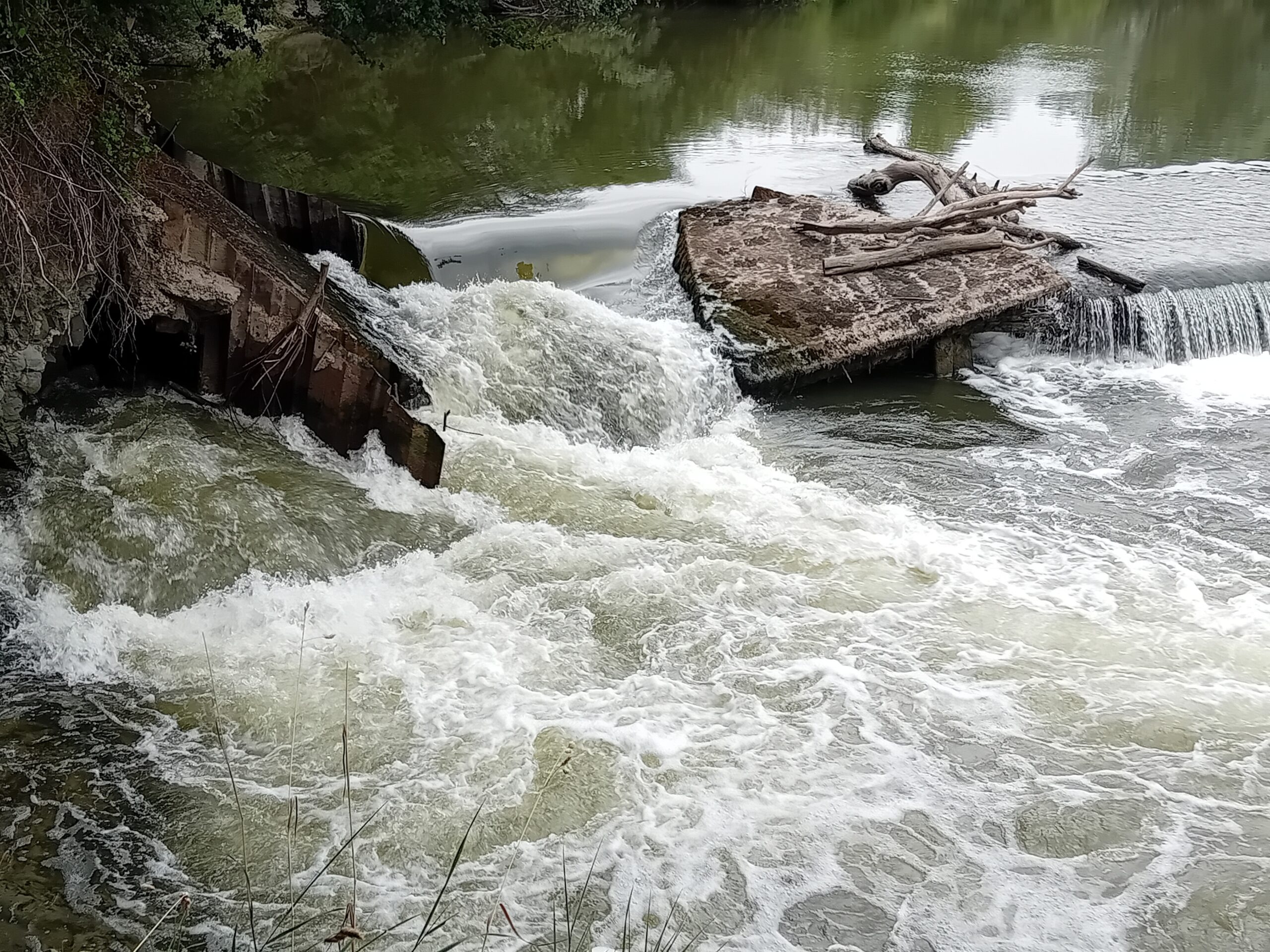 River Severn video shows water gushing through ‘collapsed’ weir near ...